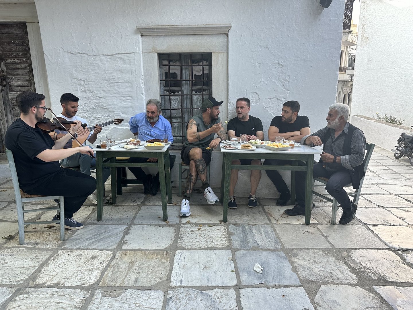 Akis’ Food Tour: Ο Άκης Πετρετζίκης ξανά στους δρόμους! Πρώτος σταθμός ...